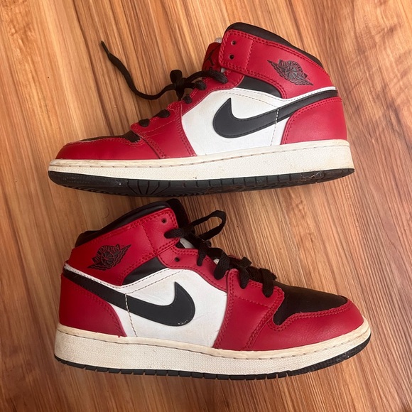 Jordan | Shoes | Nike Air Jordan Retro Mid Chicago Black Toe 554725 69 ...